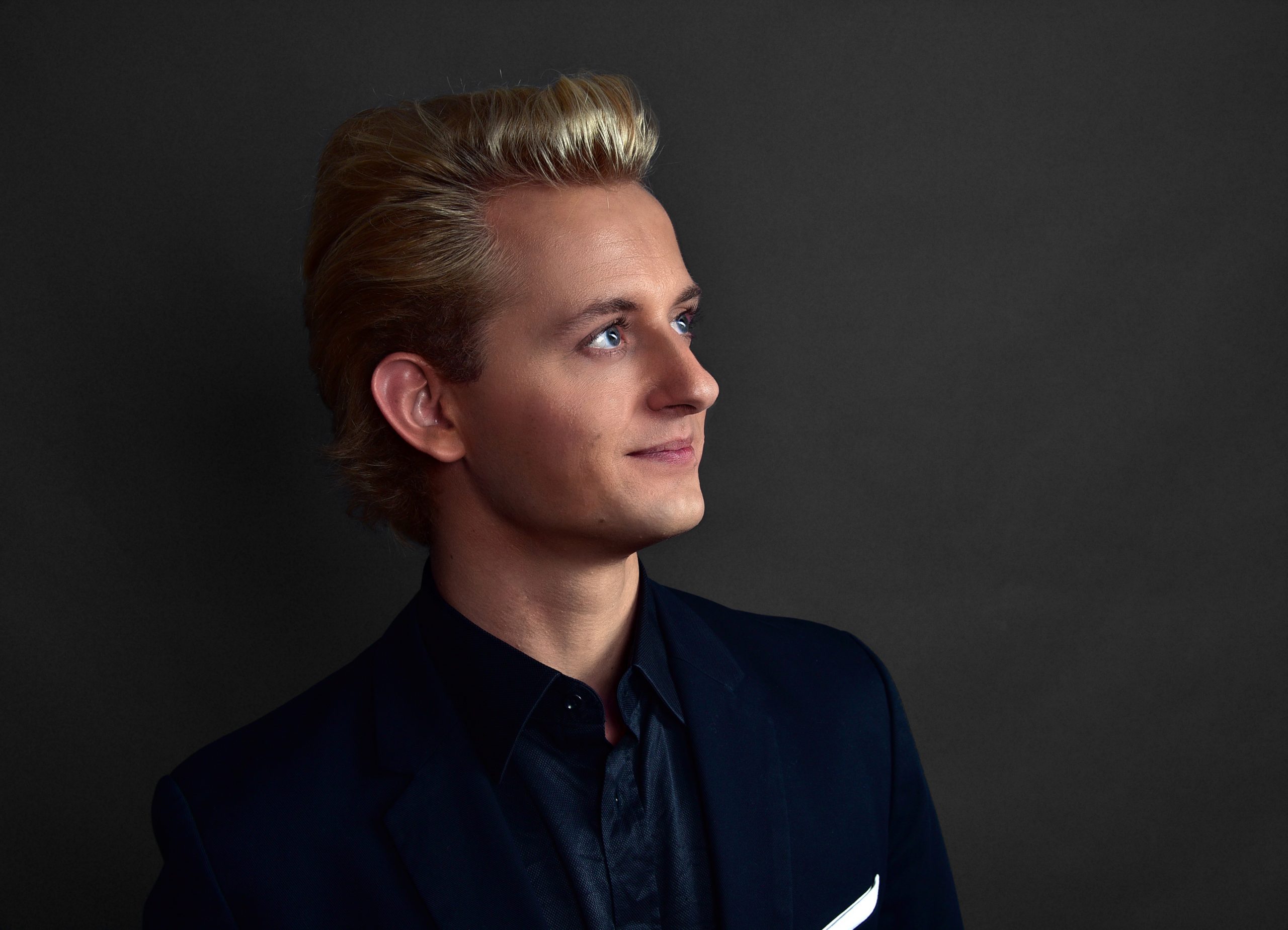 Medien - Robin Neck - Tenor